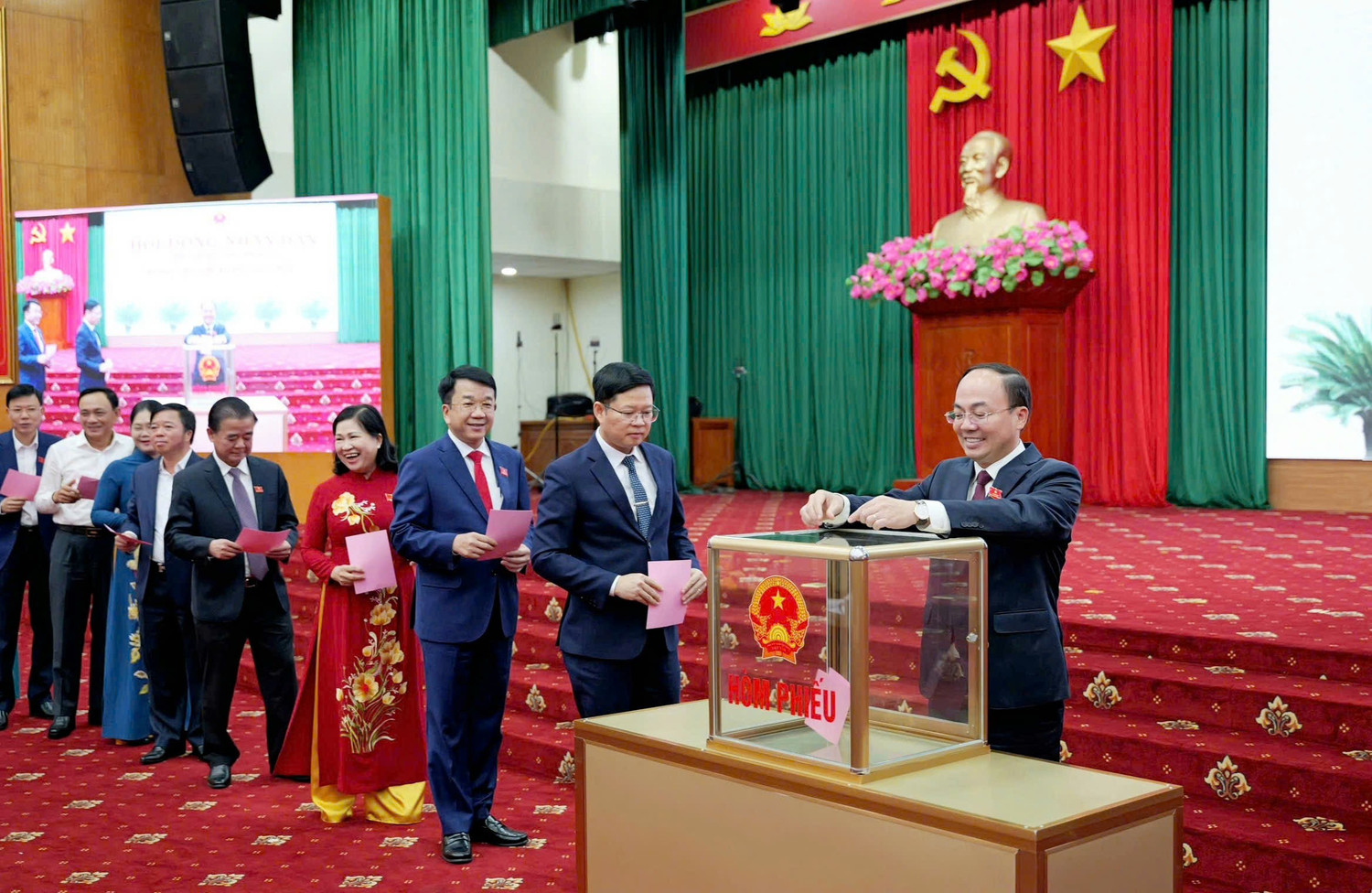 Ông Vương Quốc Tuấn được bầu giữ chức Chủ tịch UBND tỉnh Thái Nguyên | Báo Giáo dục và Thời đại ...