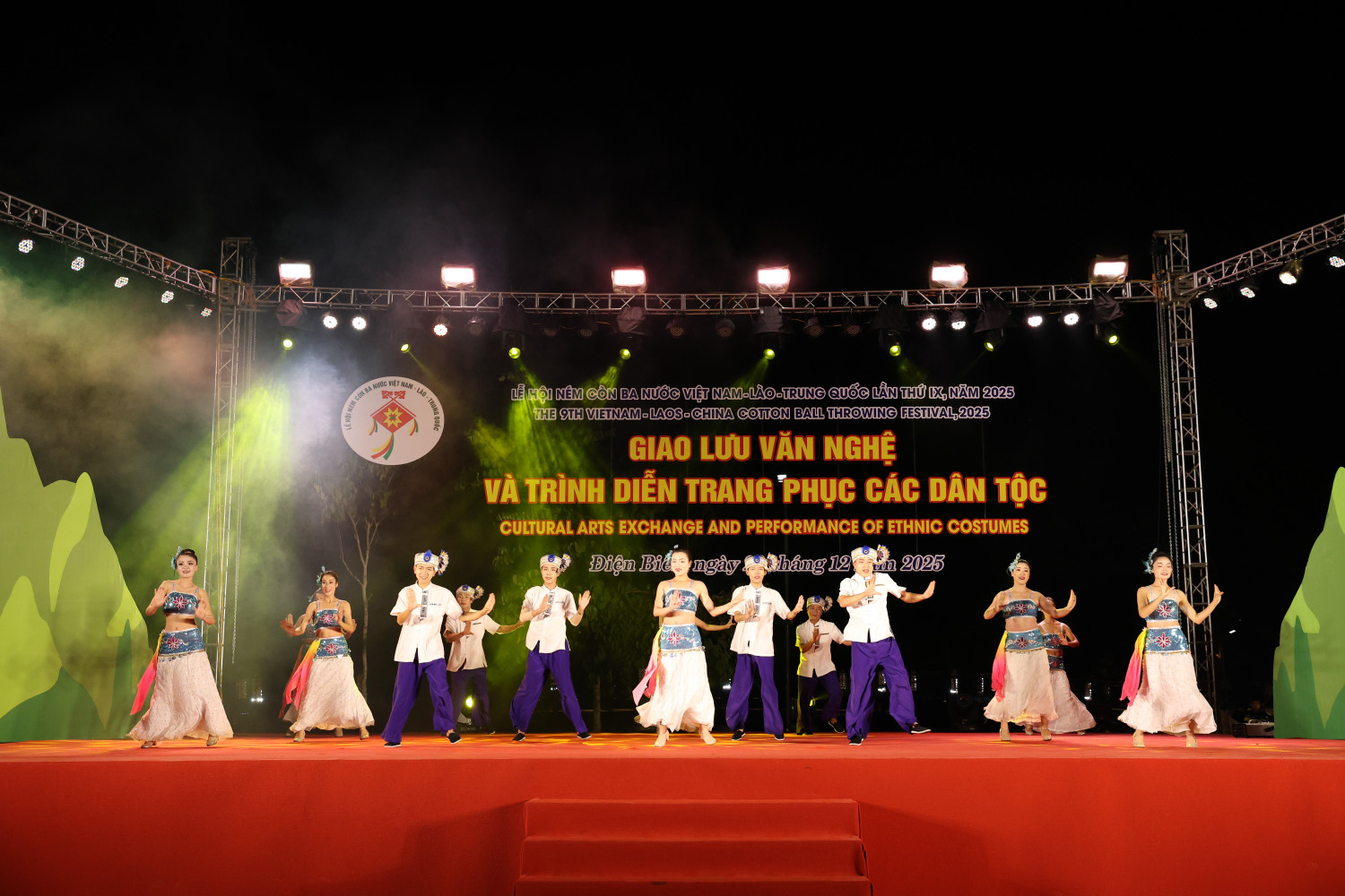 Rộn ràng sắc màu văn hóa thể thao tại Lễ hội Ném còn ba nước Việt – Lào ...