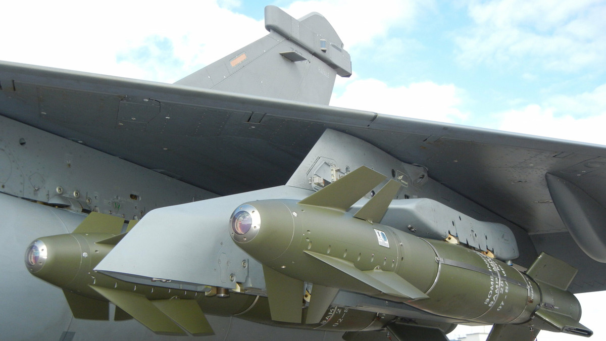 Bom dẫn đường AASM Hammer được tích hợp vào tiêm kích F-16 Ukraine ...