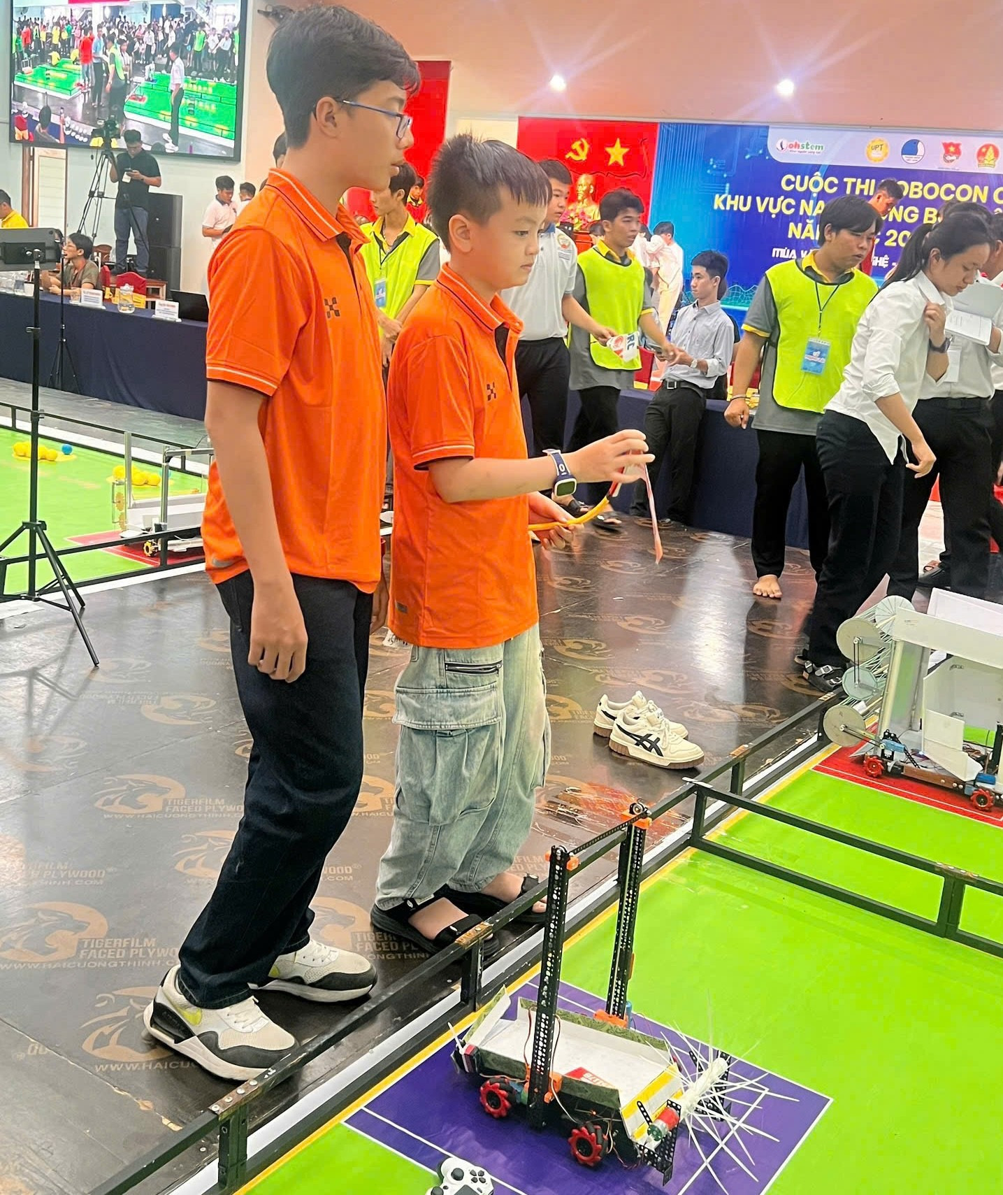 Trường THCS THSP Lý Tự Trọng đoạt giải Ba và giải điều khiển robot xuất ...