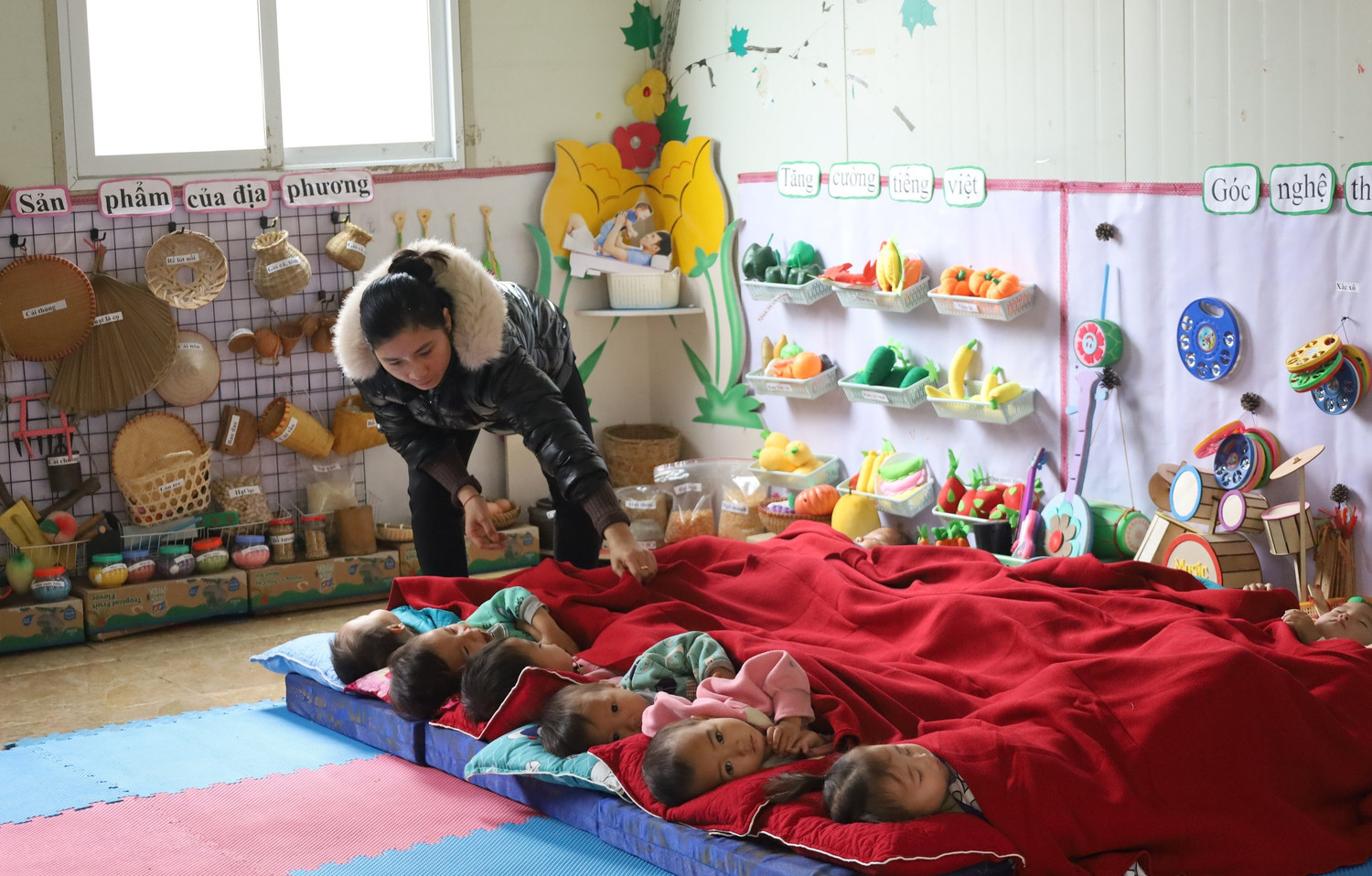 Thầy trò vùng cao ứng phó rét đậm, rét hại