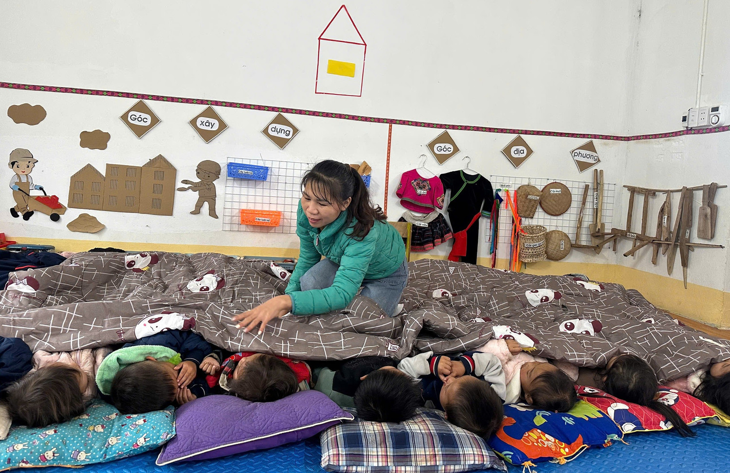 Thầy trò vùng cao ứng phó rét đậm, rét hại