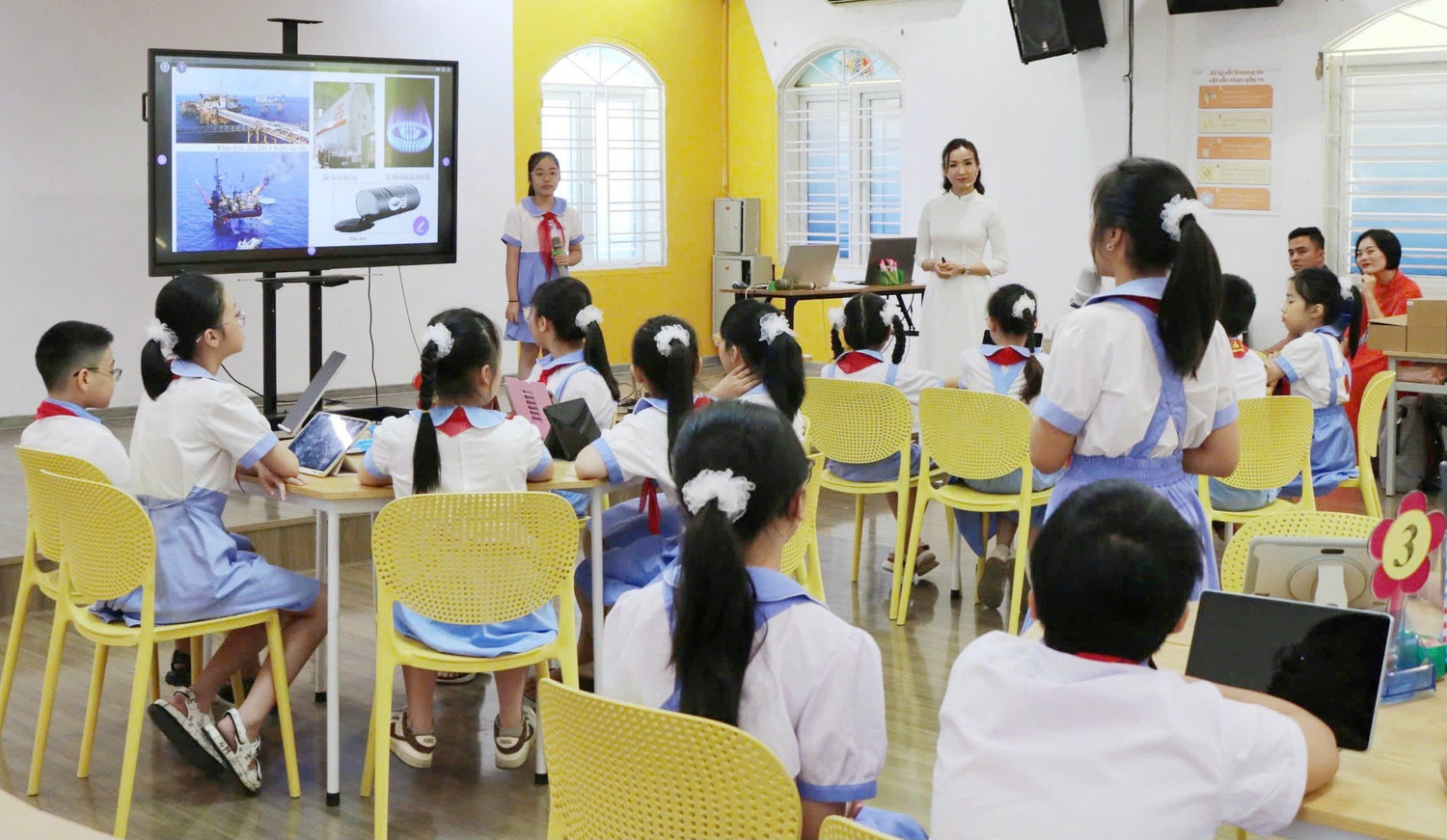 Applying artificial intelligence to schools: Experimentation ...