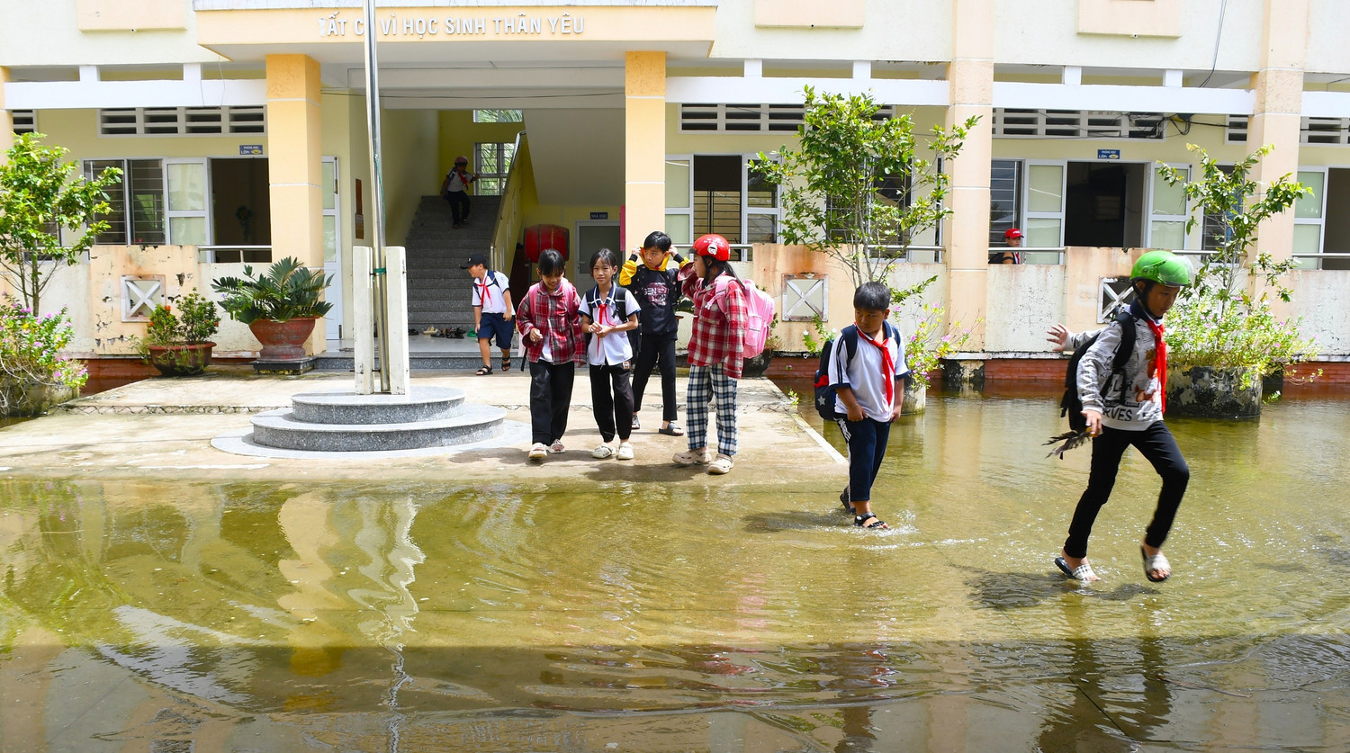 Western students 'cross flood waters' to go to school