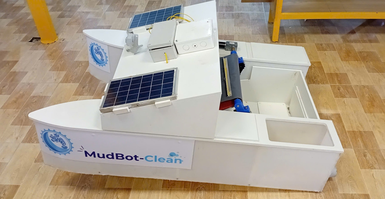 Sinh viên chế tạo robot vớt rác trên sông | Báo Giáo dục và Thời đại Online