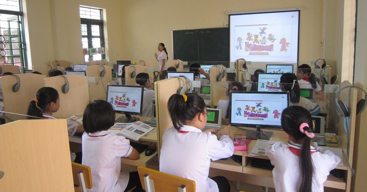 Equipping teachers with digital skills: Lessons from practice.