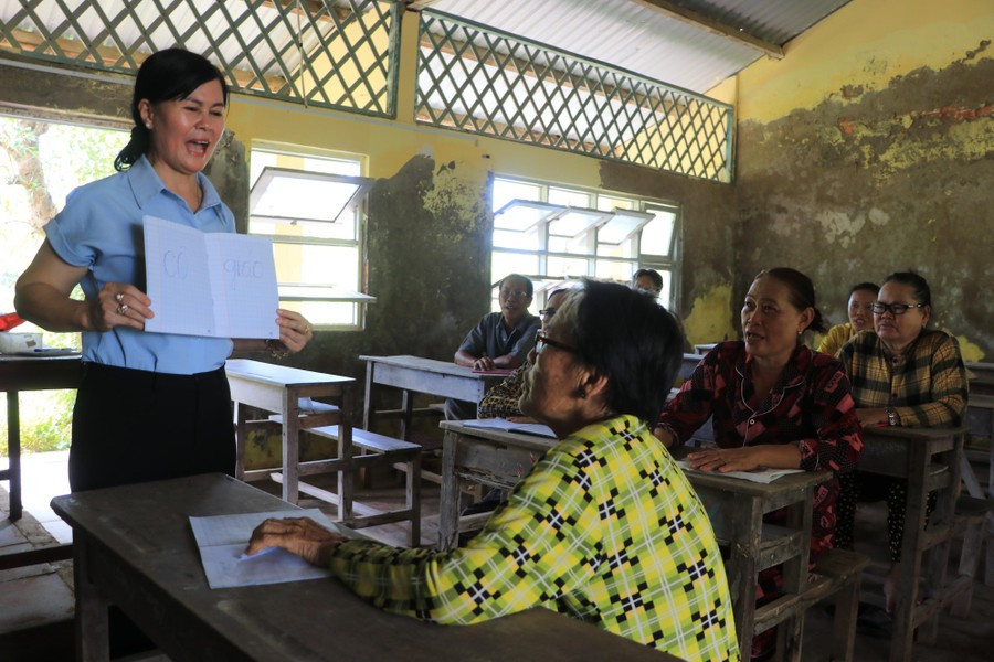 Lớp học xóa mù chữ đặc biệt vùng ven biển Cà Mau | Báo Giáo dục và Thời đại Online