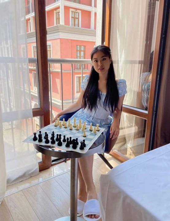 Nhan sắc như nàng thơ của đại kiện tướng cờ vua quyến rũ nhất thế giới ...