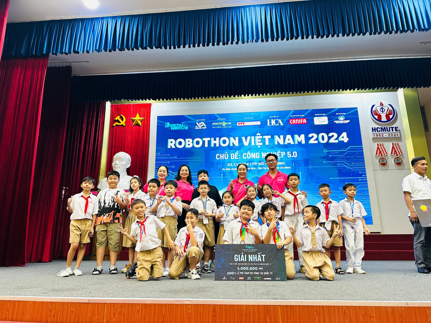 Học sinh TP Cần Thơ đoạt giải cao cuộc thi Robothon Việt Nam 2024 | Báo ...
