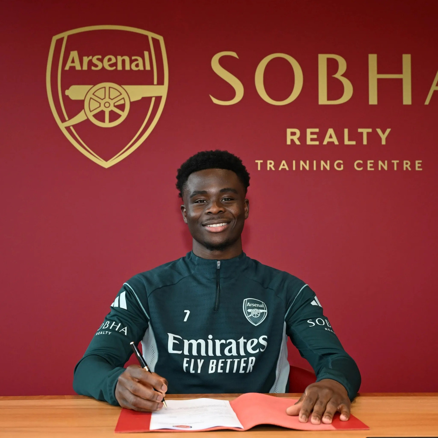 Arsenal ‘trói chân’ tới năm 2030, Saka bật khóc trước 'món quà đặc biệt ...