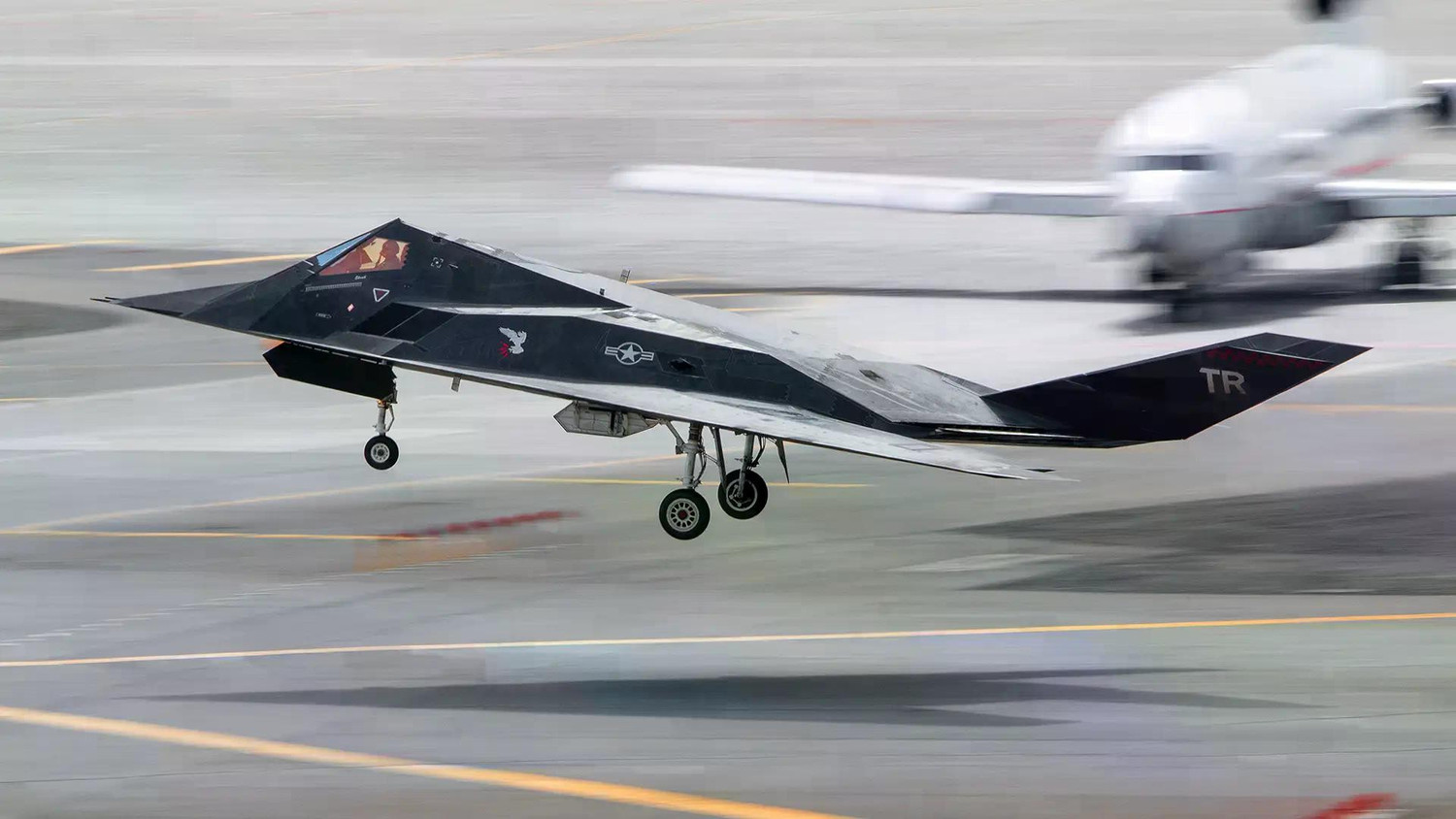 Vì sao Mỹ vẫn cần những chiếc F-117 Nighthawk huyền thoại | Báo Giáo ...