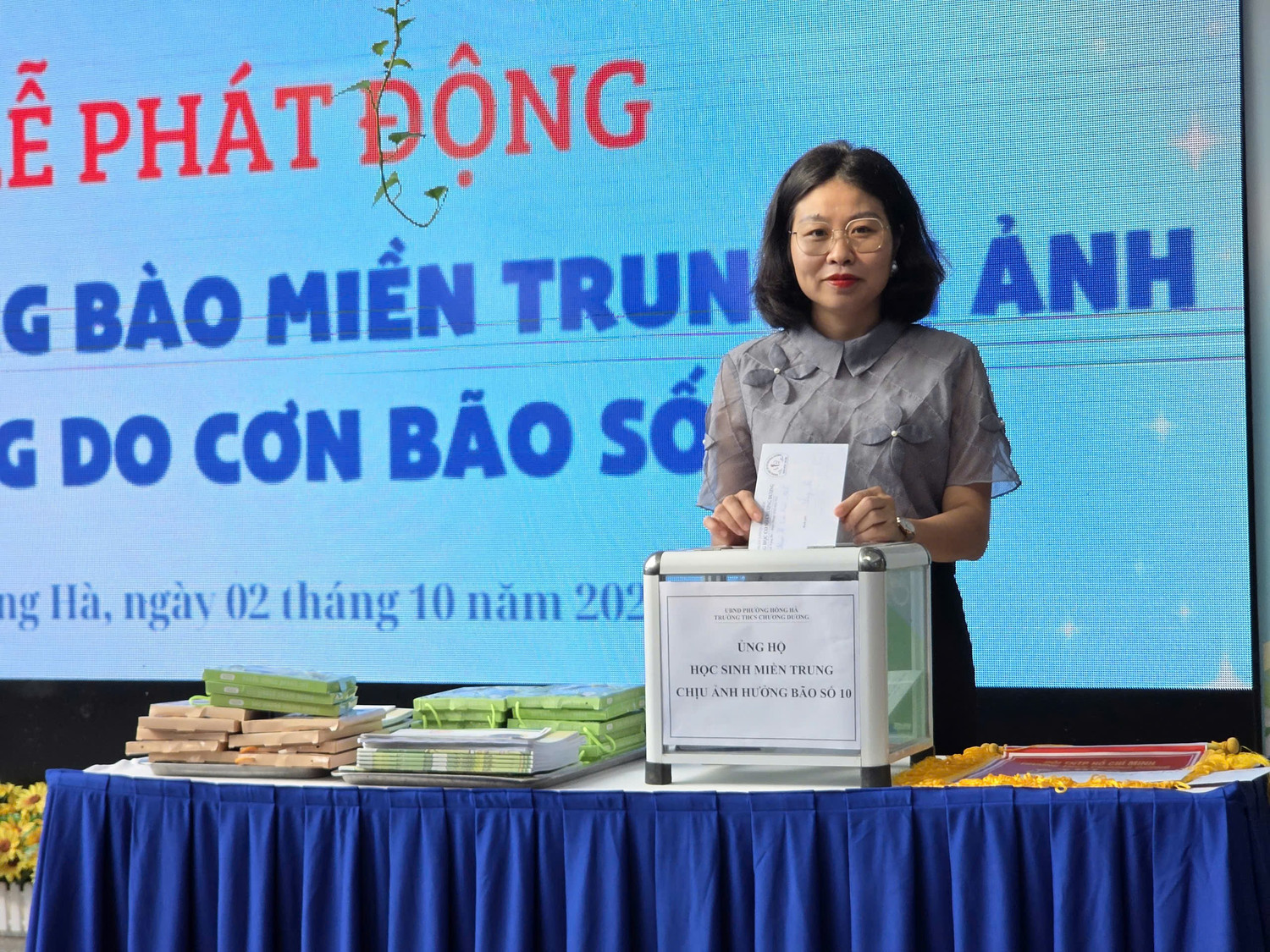Trường học Hà Nội chung tay ủng hộ đồng bào bị bão lũ | Báo Giáo dục và ...