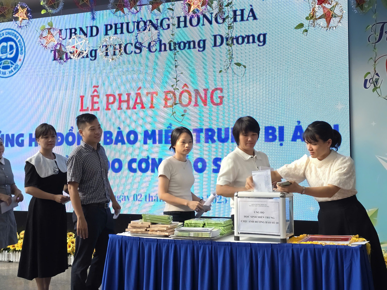Trường học Hà Nội chung tay ủng hộ đồng bào bị bão lũ | Báo Giáo dục và ...