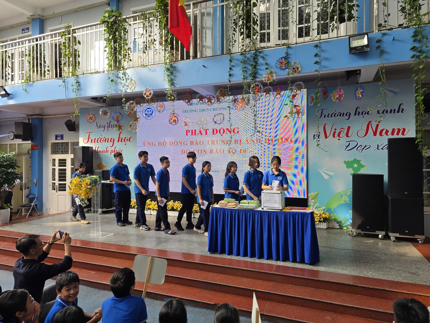 Trường học Hà Nội chung tay ủng hộ đồng bào bị bão lũ | Báo Giáo dục và ...
