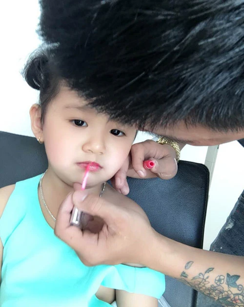 Con gái Jennifer Phạm “tô son, điểm phấn” như người lớn