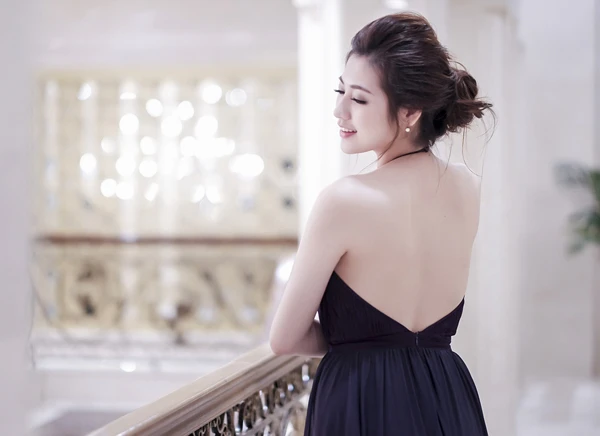 Á hậu Tú Anh diện váy cổ yếm phô trọn lưng trần sexy đi sự kiện
