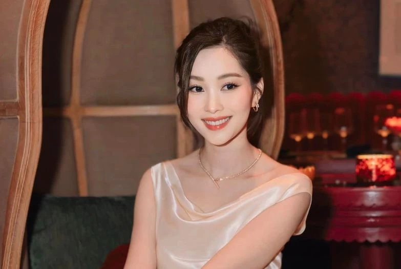 Thần thái sang chảnh, quý phái, phong cách thời trang đẳng cấp của Hoa ...