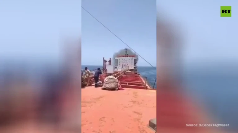 Tàu chở người Ấn Độ bị chìm ngoài khơi Oman do trúng đạn pháo