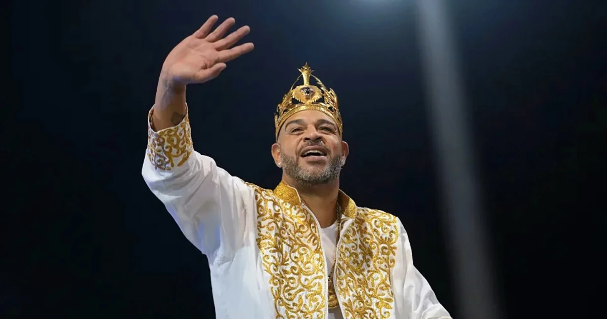 Adriano hoá thân thành 'Hoàng đế' diễu phố Brazil | Báo Giáo dục và ...