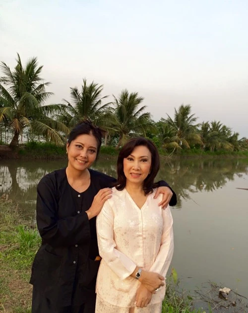 Họa Mi tái ngộ bạn cũ Phương Hồng Ngọc sau 50 năm