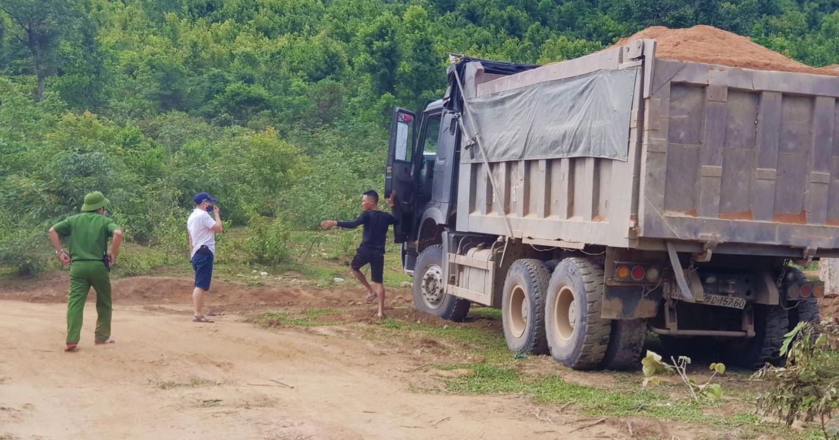 Triệt phá vụ khai thác cát lậu trong khu vực hồ thủy điện Rào Quán ...