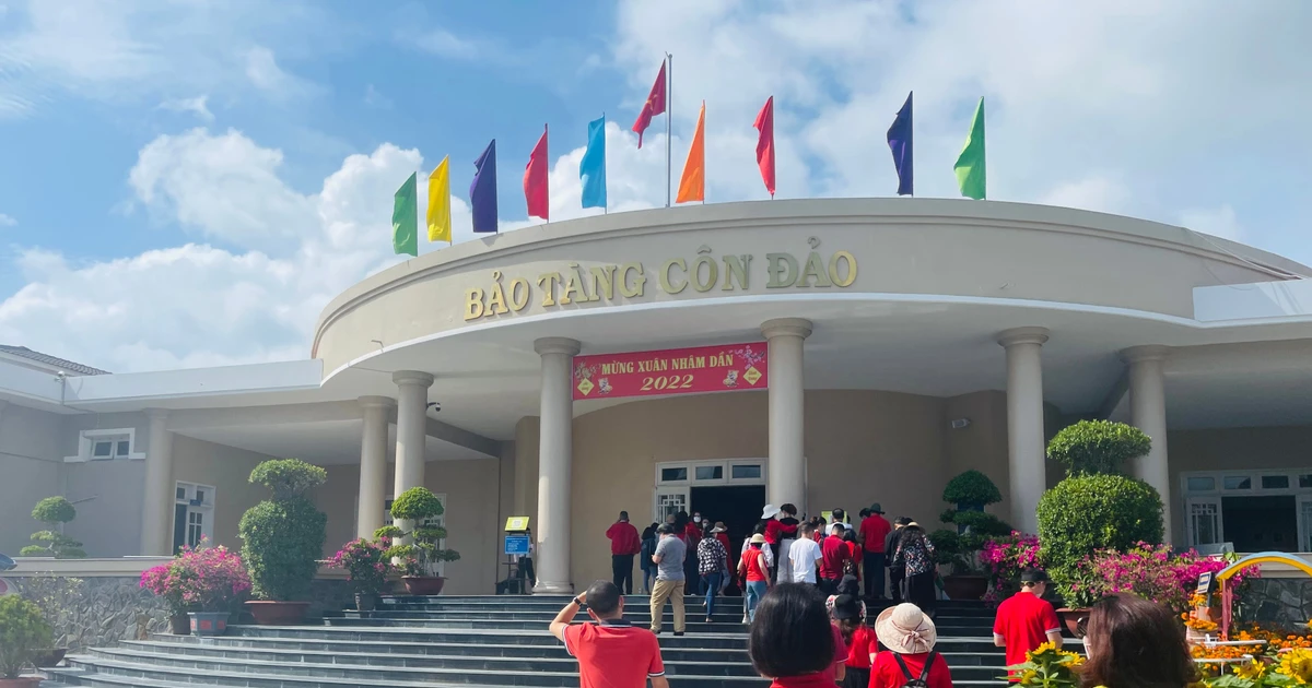 Những tờ báo thu hút du khách ở nhà tù Côn Đảo | Báo Giáo dục và Thời ...