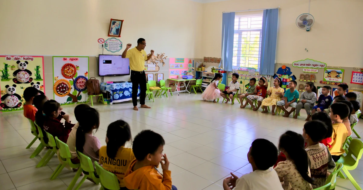 Dạy tiếng Anh cho trẻ em phố núi Kon Tum | Báo Giáo dục và Thời đại Online