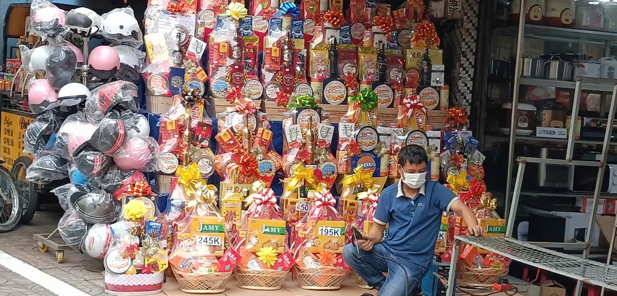 Giỏ quà Tết: Nhỏ gọn theo… thời kinh tế khó | Báo Giáo dục và Thời đại ...