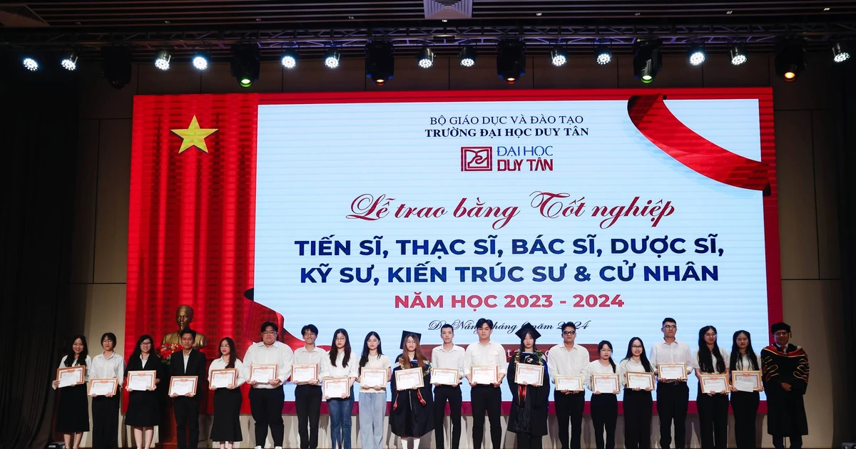 Trường Đại học Duy Tân trao bằng tốt nghiệp cho hàng nghìn sinh viên ...