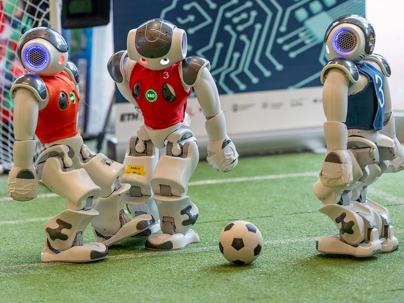 Chùm ảnh robot chơi bóng đá tại Thượng đỉnh ‘AI vì điều tốt đẹp’ | Báo ...
