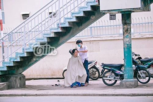 "Tiệm" tóc miễn phí dưới chân cầu vượt của chàng trai nghèo