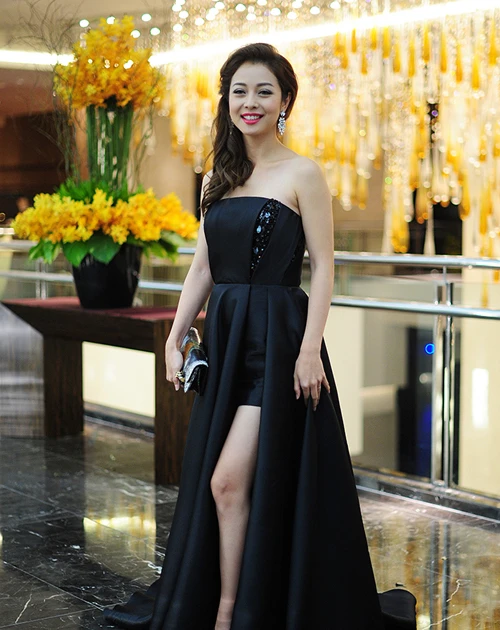 Jennifer Phạm, Vũ Ngọc Anh đọ sắc với váy cắt xẻ
