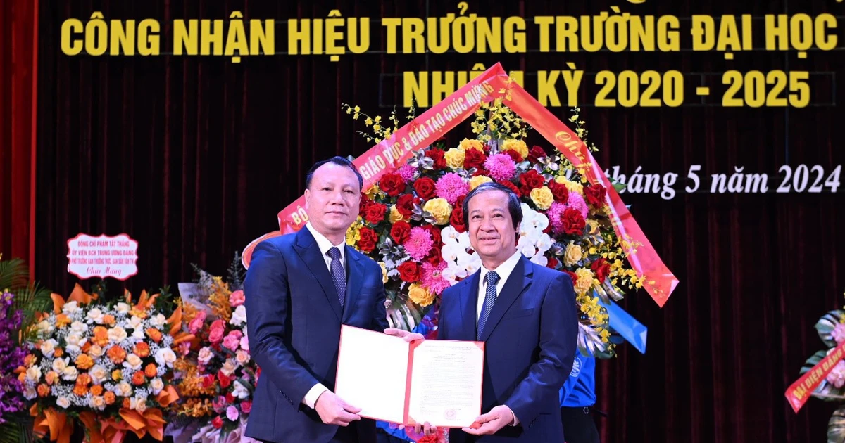 Bộ trưởng trao Quyết định cho tân Hiệu trưởng Trường ĐH Sư phạm Hà Nội ...