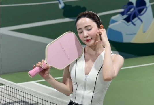 Quỳnh Nga khoe vòng eo con kiến trên sân chơi pickleball | Báo Giáo dục và Thời đại Online
