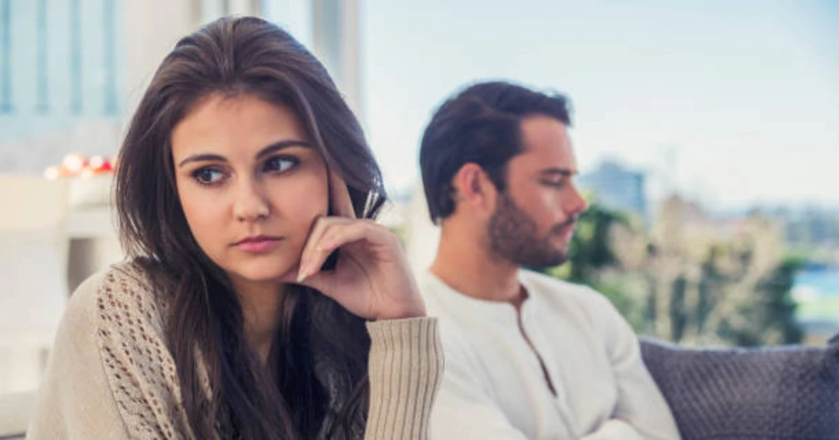 5 biểu hiện nhỏ chứng tỏ anh ấy đang ghen