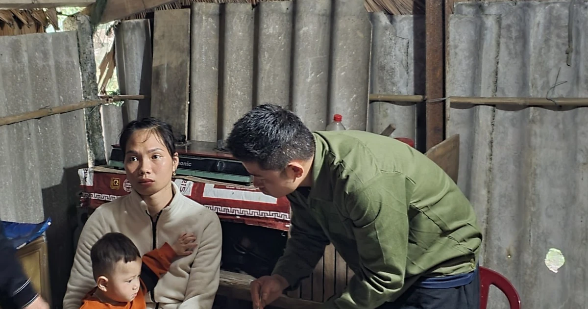 Cháu bé còi cọc sống với bố mẹ bệnh tật khờ khạo trong nhà tạm | Báo Giáo dục và Thời đại Online
