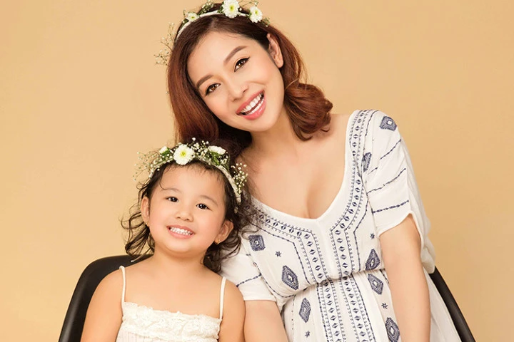 Jennifer Phạm mang bầu 7 tháng chụp ảnh cùng con gái
