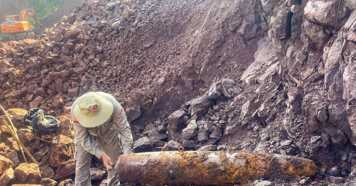 Phát hiện quả bom nặng gần 230 kg khi thi công đường | Báo Giáo dục và ...