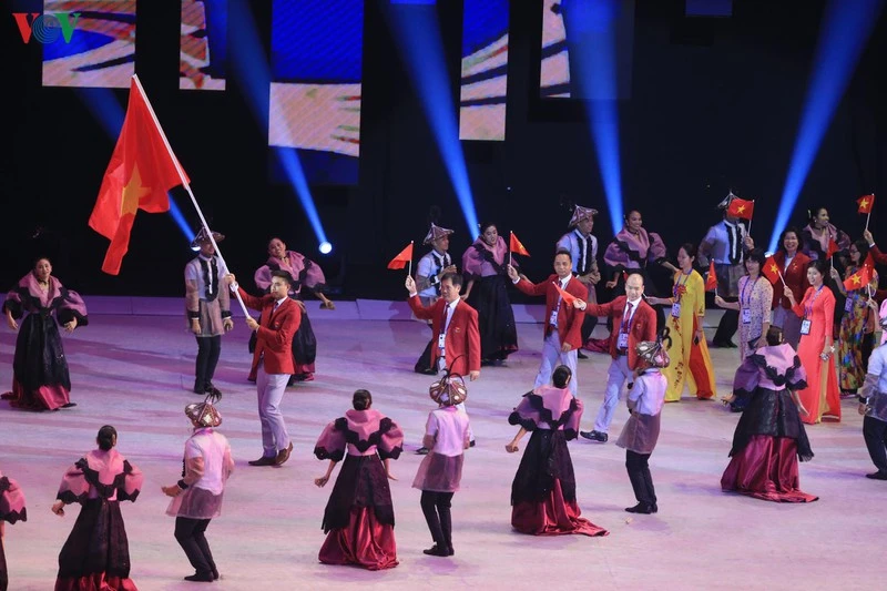 Đoàn thể thao Việt Nam diễu hành trong lễ khai mạc SEA Games 30